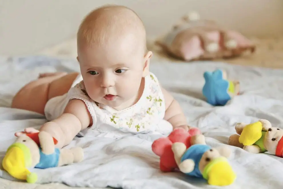 18+ Ejercicios de estimulación visual para bebés por etapas (con ...