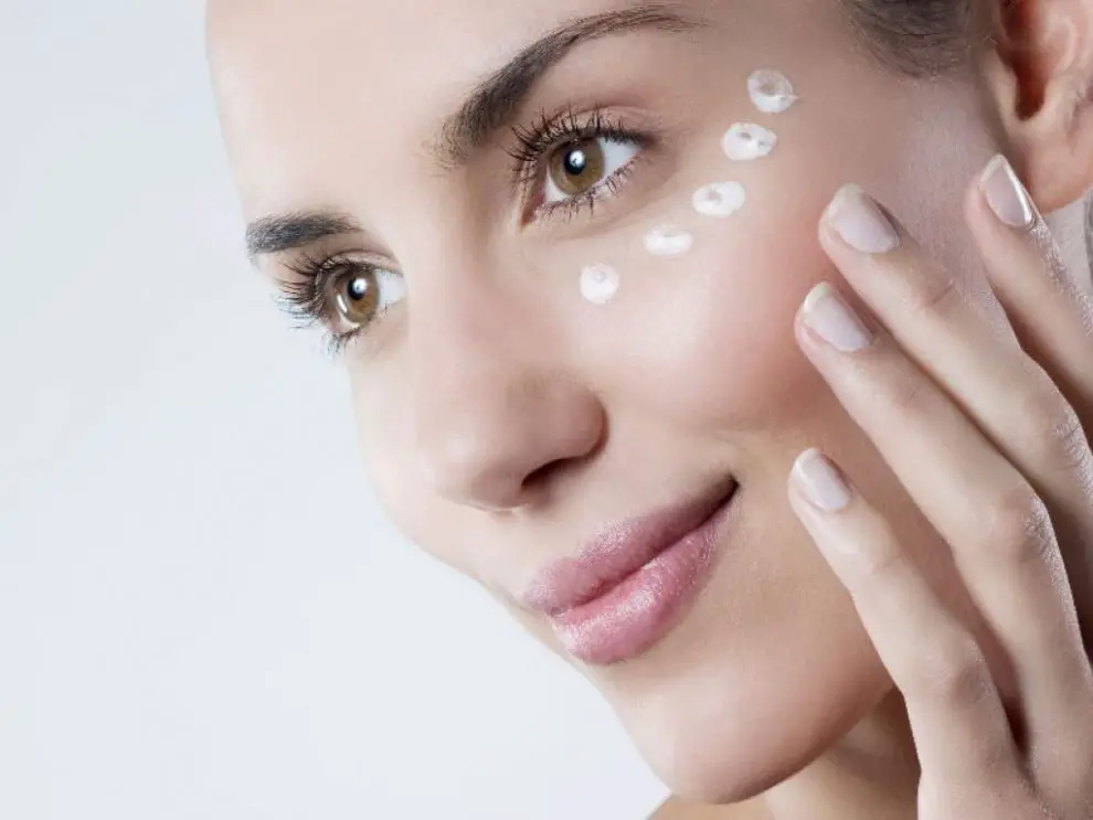 Al Aplicar La Crema Específica Para El Contorno De Ojos Debes Hacerlo