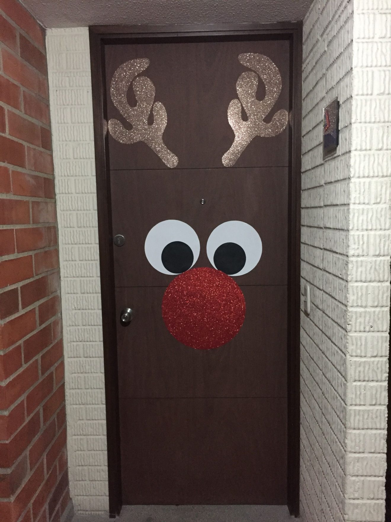 Puertas decoradas de Navidad ¡+16 Ideas divertidas para hacer tú misma!