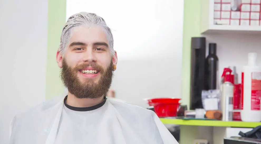 Mechas platinadas para hombre ¿Como hacerlas? ¿Que estilo llevar?
