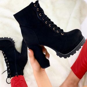 Botas negras: Los 20 modelos de tendencia + ideas de outfits para combinar