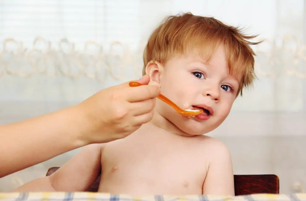 Mi bebé de un año no quiere comer solo biberón ¿Qué hago?