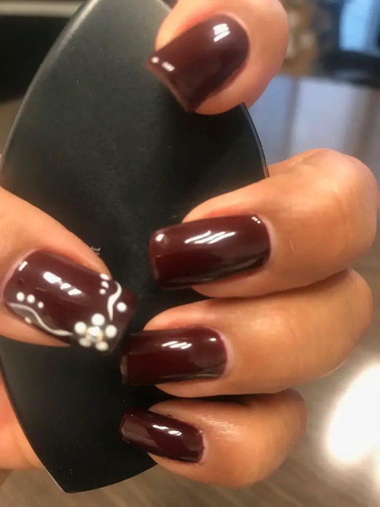 Color de uñas para piel trigueña ¡+11 Tonos que potencian tu manicura!