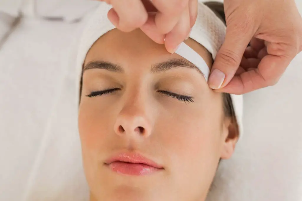 ¿Cómo sacarse las cejas? Técnicas y tips que toda chica debe conocer