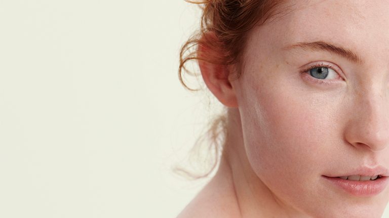 ¿Cómo saber si tengo piel grasa deshidratada? +4 Cuidados claves para tu tez