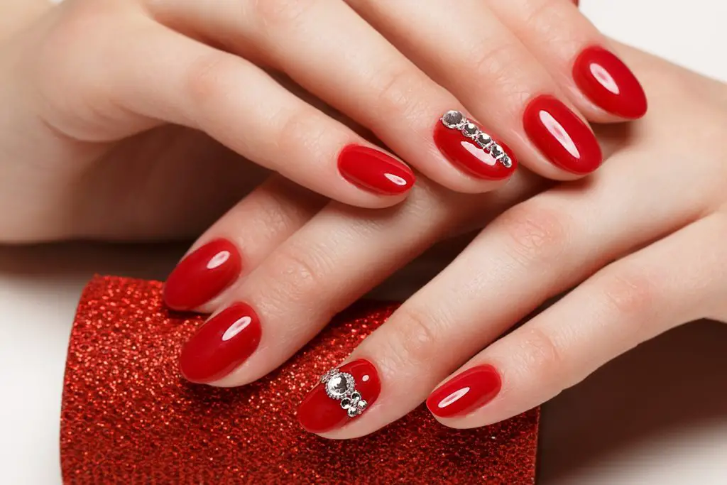 Uñas rojas decoradas: Diseños coquetos, llamativos y elegantes