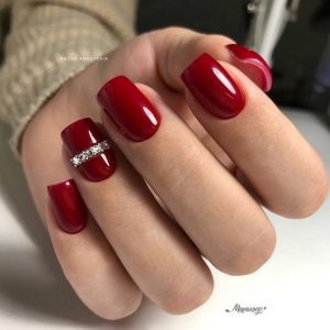 Uñas rojas decoradas: Diseños coquetos, llamativos y elegantes