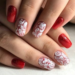Uñas rojas decoradas: Diseños coquetos, llamativos y elegantes