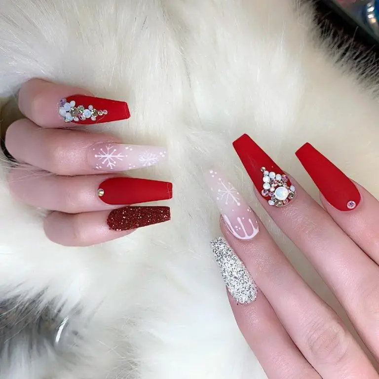 Uñas rojas decoradas: Diseños coquetos, llamativos y elegantes