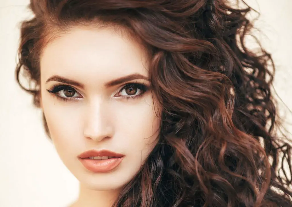 Productos en gel para el cabello que te ayudarán a definir tus rizos