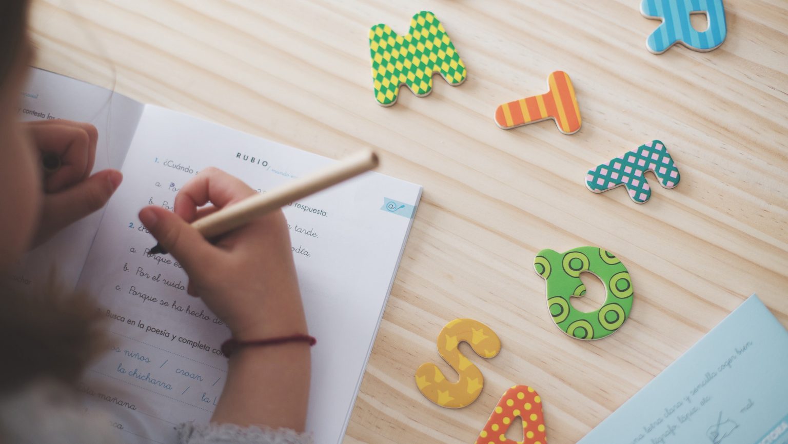 Tareas para niños de kínder ¡Ejercicios prácticos de letras y números!