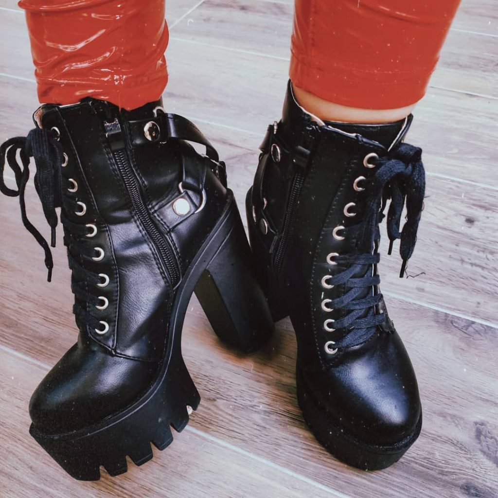 Botas rockeras: El calzado para los looks + atrevidos (y virales)
