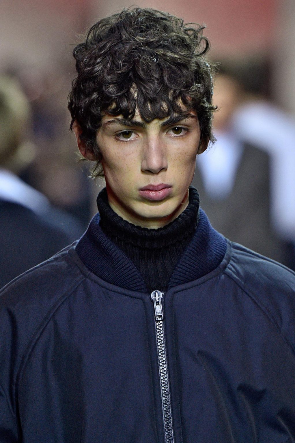 +15 Cortes de pelo con flequillo para hombre que se ven bien en todos