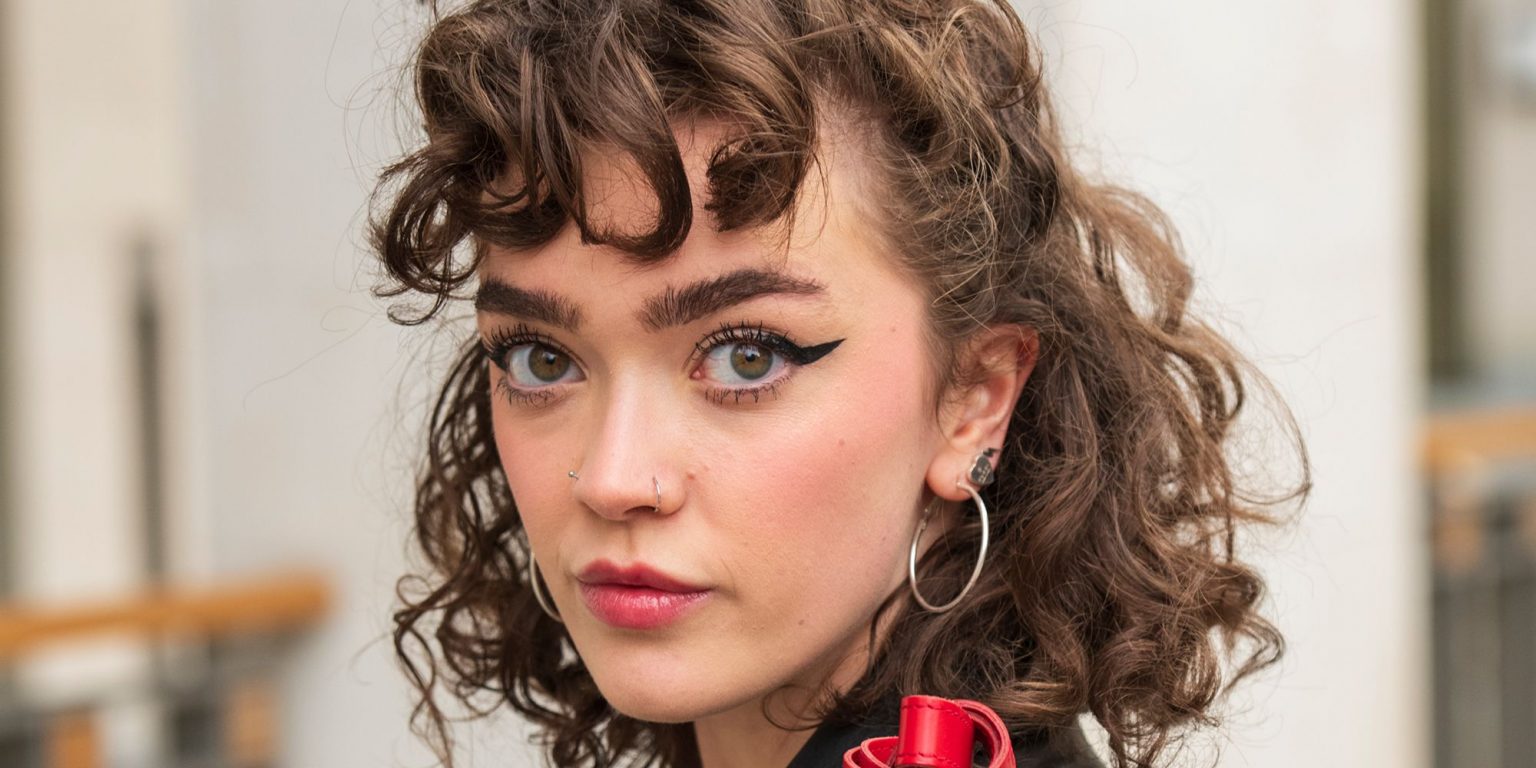 +14 Estilos de flequillo para pelo rizado que renovarán tu look