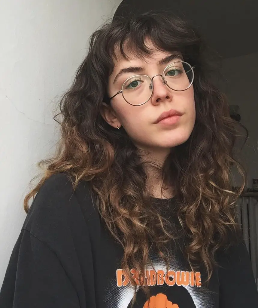 +14 Estilos de flequillo para pelo rizado que renovarán tu look