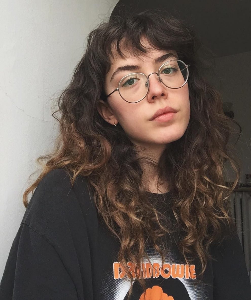 +14 Estilos de flequillo para pelo rizado que renovarán tu look