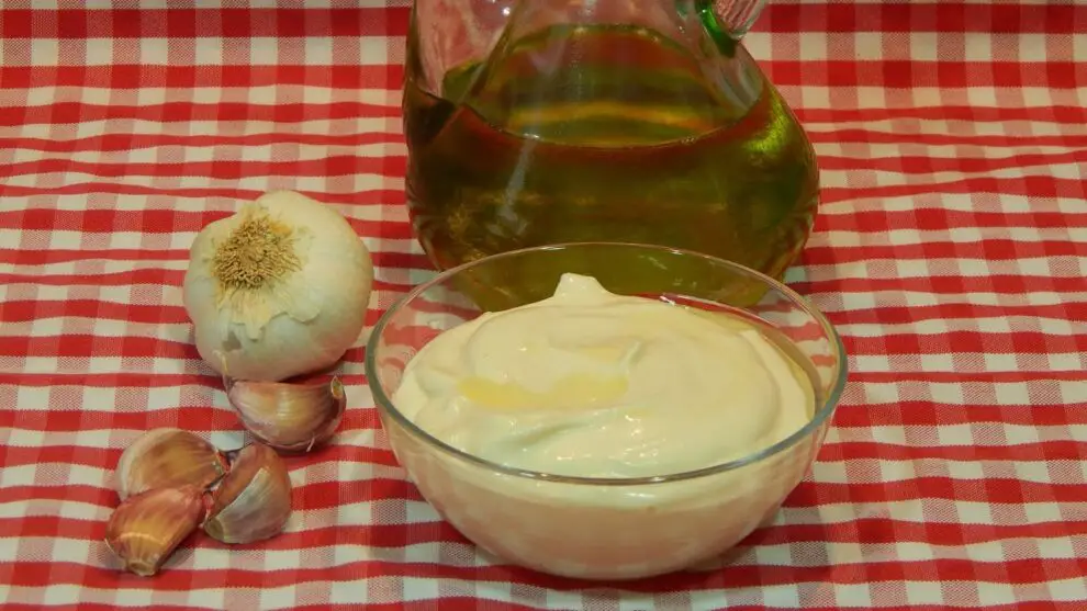 +12 Recetas de salsas con ajo para acompañar aperitivos o comidas