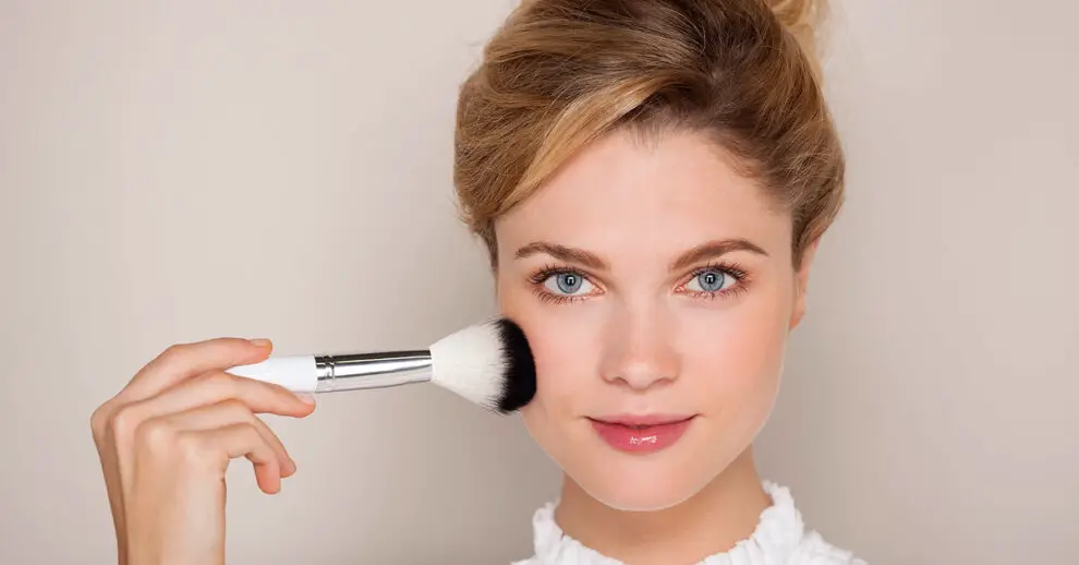 ¿Cómo elegir el tono de rubor ideal? Tipos, acabados y trucos para ...