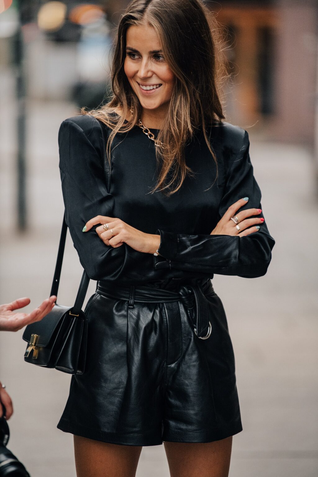 +16 Looks con shorts largos que arrasan en el street style