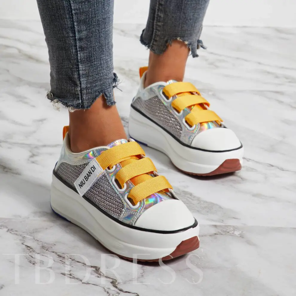 Las zapatillas con velcro han vuelto [y así las vas a llevar]
