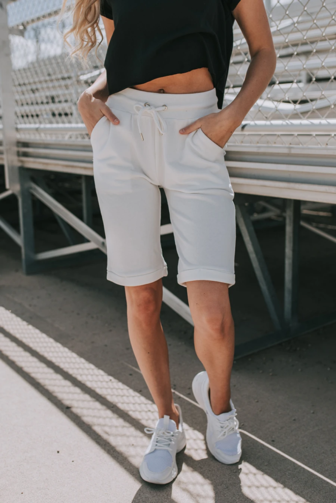 ¿Cómo combinar un short blanco de mujer? Ideas y looks para todos los ...