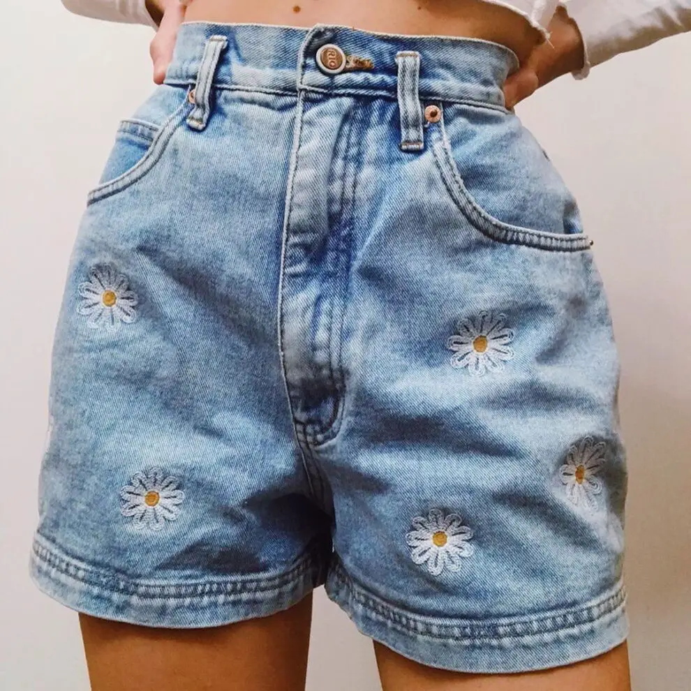 +21 Looks con shorts retro que resaltan la figura